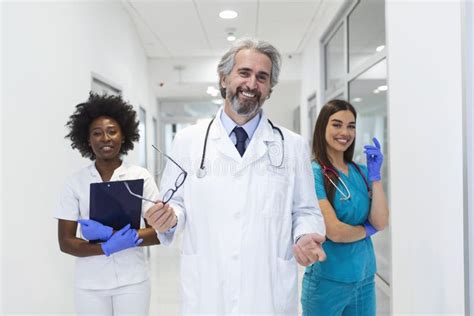 Grupo De Personas Del Personal Médico Equipo De Médicos Y Enfermeras