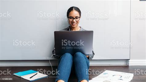 부엌 바닥에 여자 비디오 통화입니다 노트북에서 일하는 미소 짓는 기업가 노트북에 대한 스톡 사진 및 기타 이미지 노트북