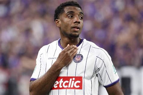 Lolympique De Marseille Se Renseigne Sur Logan Costa Africafoot