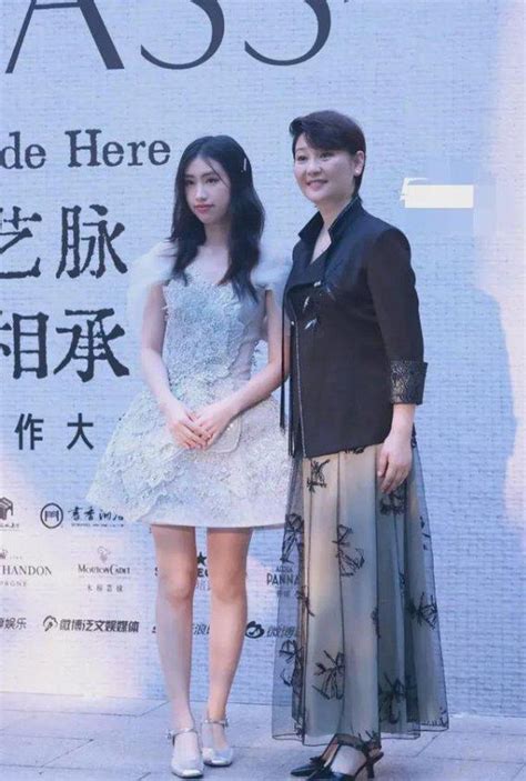 徐帆18岁养女长得很像爸爸冯小刚不是亲生却很受宠爱