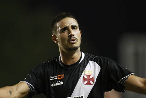 Vasco oficializa renovação do contrato de Thiago Galhardo por um ano
