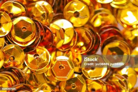 빛나는 스팽글 질감 반짝이는 벽지 전화 새해와 크리스마스 축제 배경 Goldg Sequins 매크로와 빛나는 보케 배경을 비늘로