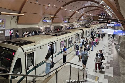 Foto Curățenie Desăvârșită Culori Spectaculoase și Trenuri Moderne