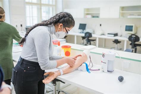 Brány do světa medicíny se zájemcům o studium na LF UK pootevřou již za týden lékařská