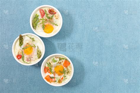 奶油烤蛋，西红柿和芦笋