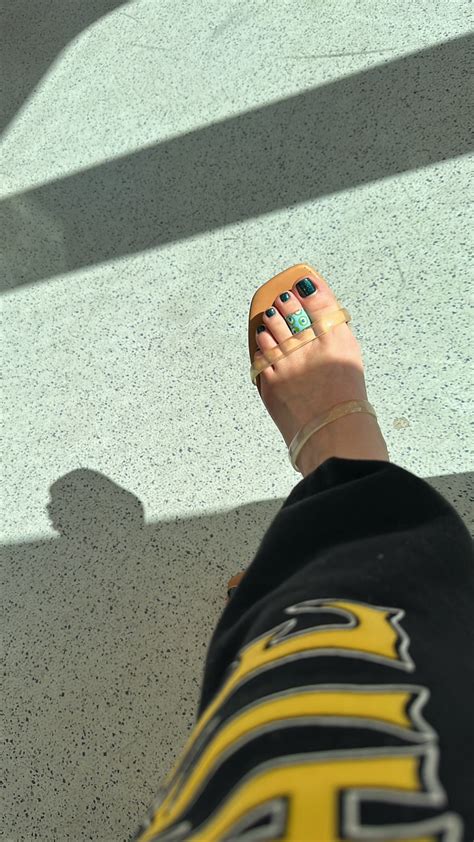Elara Wrens Feet
