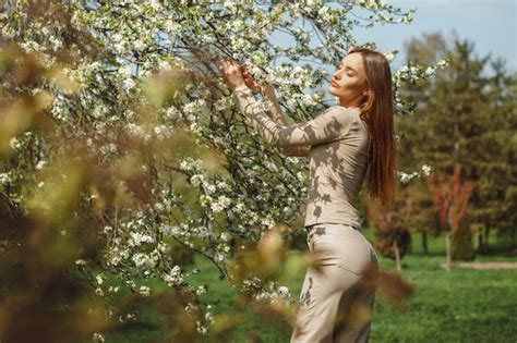Premium Photo Beautiful Girl Posing In Cherry Blossom Garden