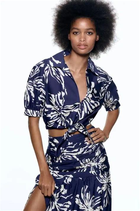 Camisas Anudadas La Tendencia Del Verano Que Llevan Las Mejor Vestidas Para Rejuvenecer Su Look