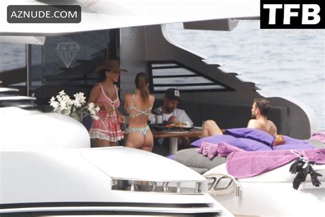 Antonela Roccuzzo Sexy Seen Flaunting Her Hot Bikini Body On A Boat
