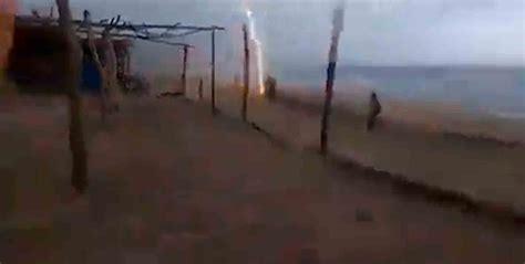 Video Due Persone Muoiono Colpite Da Un Fulmine Sulla Spiaggia Di Aquila
