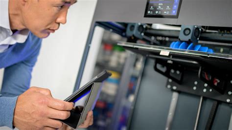 디지털 장치를 들고 3d 프린터 활동을 보는 남자 컴퓨터 프린터에 대한 스톡 사진 및 기타 이미지 컴퓨터 프린터 태블릿 3차원 인쇄 Istock