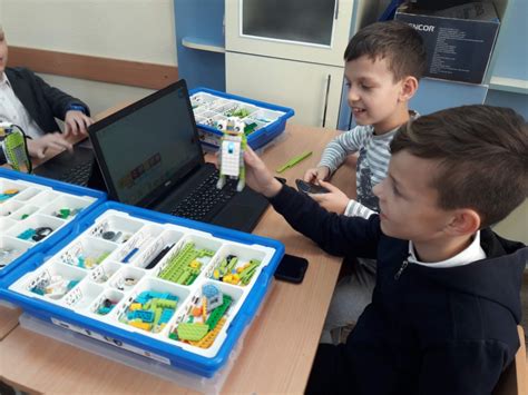 Prima experiență cu robotica pentru elevi claselor primare de la liceul