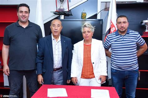Usma Signature Avec Une équipe Féminine