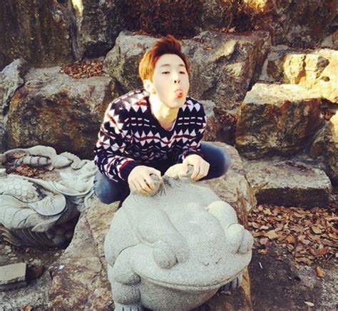 헨리 재기발랄 셀카 공개 나는 개구리
