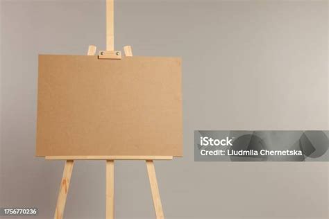 회색 배경에 빈 보드가 있는 나무 이젤입니다 텍스트를 위한 공간 0명에 대한 스톡 사진 및 기타 이미지 0명 간판 공란 Istock
