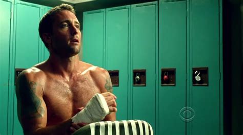 Alex Oloughlin Shirtless In Hawaii Five 0 S2e06 Shirtless Men At Groopii