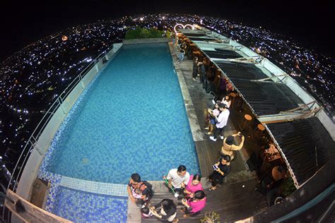 Menikmati Malam Pergantian Tahun Dari Ketinggian Lantai Hotel Di