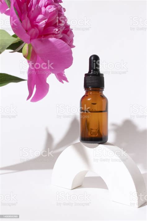 모란 꽃이있는 유리 점적기 병 히알루 론산 오일 콜라겐과 펩타이드와 혈청 스킨 케어 제품 모형 포장 화장품 디자인 브랜딩 개념에