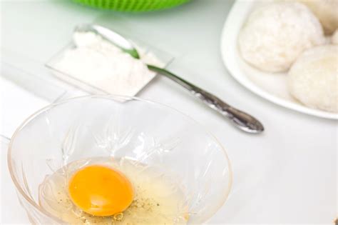 전통적인 콜롬비아의 준비 단계 라는 인형된 감자 요리 덩크 감자에 계란과 가루 혼합물을 준비 하 고 가득 찬에 대한 스톡 사진