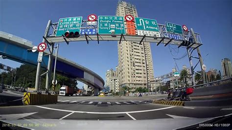秀朗橋 新店往中和方向 車禍車飛起來了 Youtube