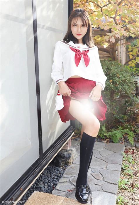 性感女神solo尹菲学生制服户外露出 豪放秀出白皙胴体 魅写真