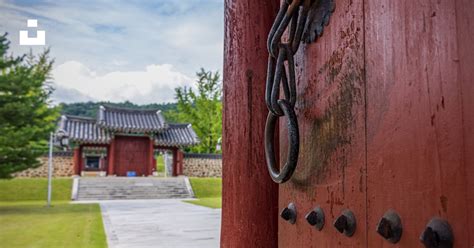 손잡이가 달린 녹슨 금속 문 사진 Unsplash의 무료 전라북도 이미지