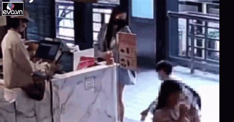 Clip Mặc Váy Ngắn Gái Xinh Bị Tên Biến Thái Dùng điện Thoại Quay Lén