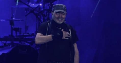 Vasco Rossi Facebook E Il Topless Al Concerto Il Video Incriminato Del Live A Padova