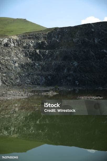 Bidikan Vertikal Danau Dengan Pantulan Gunung Dengan Stratanya Di Bawah Langit Biru Foto Stok