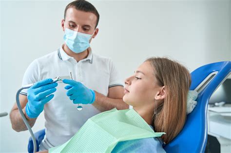 환자 치아 치료를 위한 의료 장비를 준비하는 소아 치과 의사 치과 의사에 대한 스톡 사진 및 기타 이미지 치과 의사 10 11세 20 24세 Istock