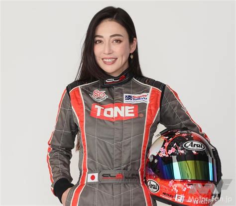 モデルもこなすプロレーシングドライバー塚本奈々美さんがクルマ好きのクリエイターを支援する！ 自らが原作を担当するデジタル漫画「ナナメ！」を核と