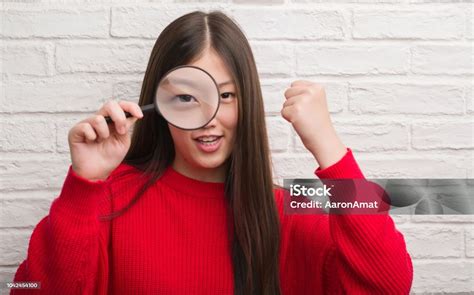 돋보기 화가 미친과 제기 손으로 소리 분노와 좌절 외치고 분노 개념을 찾고 하는 벽돌 벽을 통해 젊은 중국 여자 감정에 대한 스톡 사진 및 기타 이미지 Istock