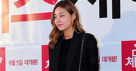 송해나 머리부터 발끝까지 블랙모델 포스 폴폴~
