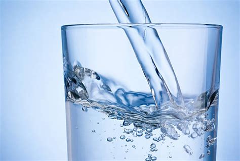 Wasser Einschenken Glas Bilder Und Stockfotos Istock