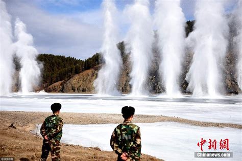 黑龙江漠河段破冰防凌激起百米冰瀑 深圳南山网 爱南山就上南山网