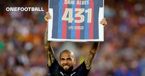 Barcelona Apartó A Dani Alves Del Grupo De Leyendas Onefootball