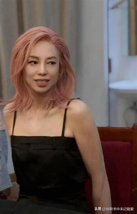 黃綺珊染粉發造型溫柔 黑色吊帶裙身材纖細苗條 頭條匯