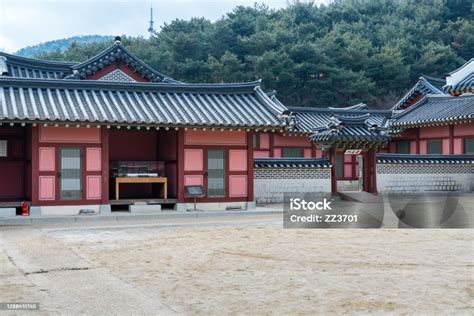 왕과 왕실이 전쟁 중에 퇴각한 가장 큰 것 중 하나인 수원에서 화성성 흥궁의 검은 타일을 새긴 목조 주택은 정조 왕 시절부터