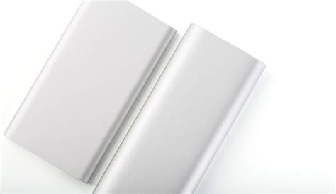 모바일 장치 충전용 보조 배터리 보조 배터리가 있는 흰색 스마트폰 충전기 모바일 장치용 외부 배터리 0명에 대한 스톡 사진 및 기타 이미지 Istock