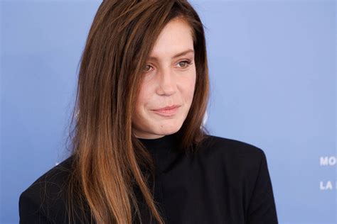 Adèle Exarchopoulos Lactrice Saffiche Dans Les Bras Dun Beau Brun