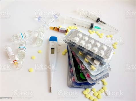 제약 항생제 다양한 알약 주사기 흰색 배경에 앰플 0명에 대한 스톡 사진 및 기타 이미지 0명 개체 그룹 건강관리와 의술 Istock