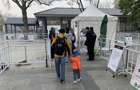 现场｜北京公共场所查验48小时核酸证明，不符合将被劝返市民公园符合要求