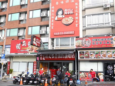 【新竹美食】廟口鴨香飯竹北文信店，來新竹必吃庶民小吃，鴨香飯加半熟荷包蛋最對味。竹北美食．竹北餐廳．竹北小吃．新竹米粉麵．炒鴨血．庶民