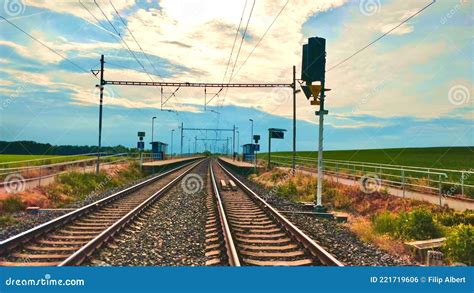Gleis Mit Zwei Gleisen Durch Einen Leeren Bahnhof Stockfoto Bild Von