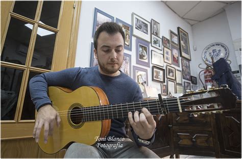 Toni Rafael Trenas En El Taller De Guitarras De José Rodriguez