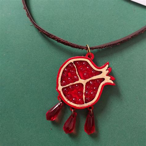 قیمت و خرید گردنبند زنانه مدل چوبی طرح انار یلدا با دانه های یاقوت کد Nc043