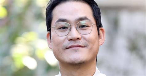 포즈 취하는 김성균