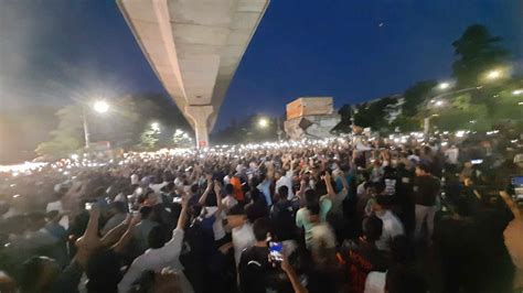 ২ ঘণ্টা ধরে অবরুদ্ধ গান স্লোগানে উত্তাল শাহবাগ