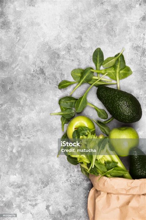 각종 녹색 야채 및 과일샐 러 리 사과 아보카도 밝은 배경에서 종이 패키지에 시금치 보기 상위 공간을 복사 합니다 음식 배경 0명에 대한 스톡 사진 및 기타 이미지 Istock