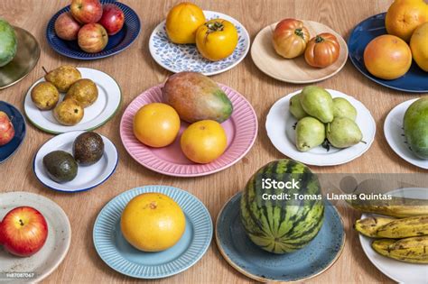 다양한 과일 수박 자몽 잘 익은 아보카도 핑크 토마토 배 바나나가 담긴 접시 세트 0명에 대한 스톡 사진 및 기타 이미지 Istock